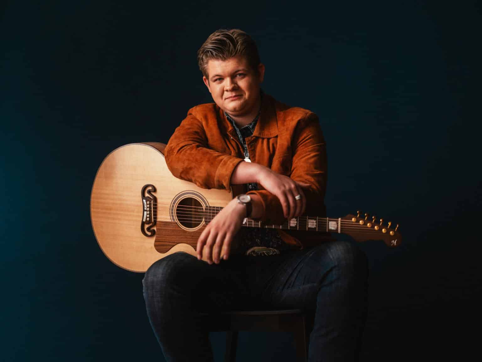 Exclusive Premiere: Alex Miller's "Memories and Gin" - Country Evolution